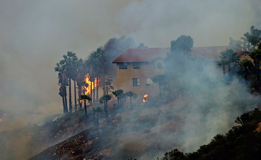 Ligero alivio en voraces incendios forestales en San Diego