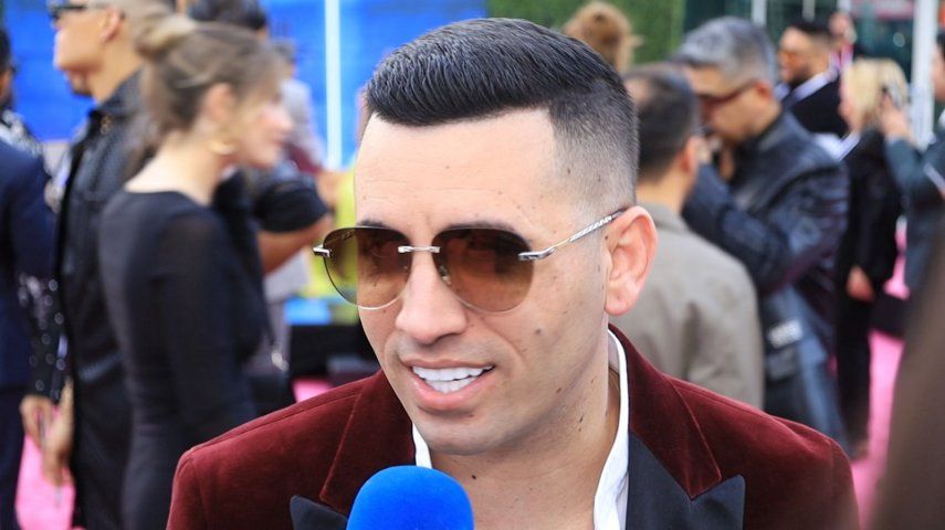 Artistas arriban a la alfombran magenta de Premio Lo Nuestro 2024