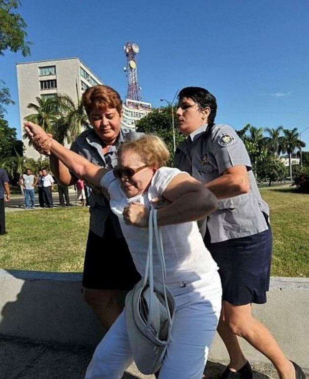 Asedian a Damas de Blanco por rendir homenaje a Laura Pollán