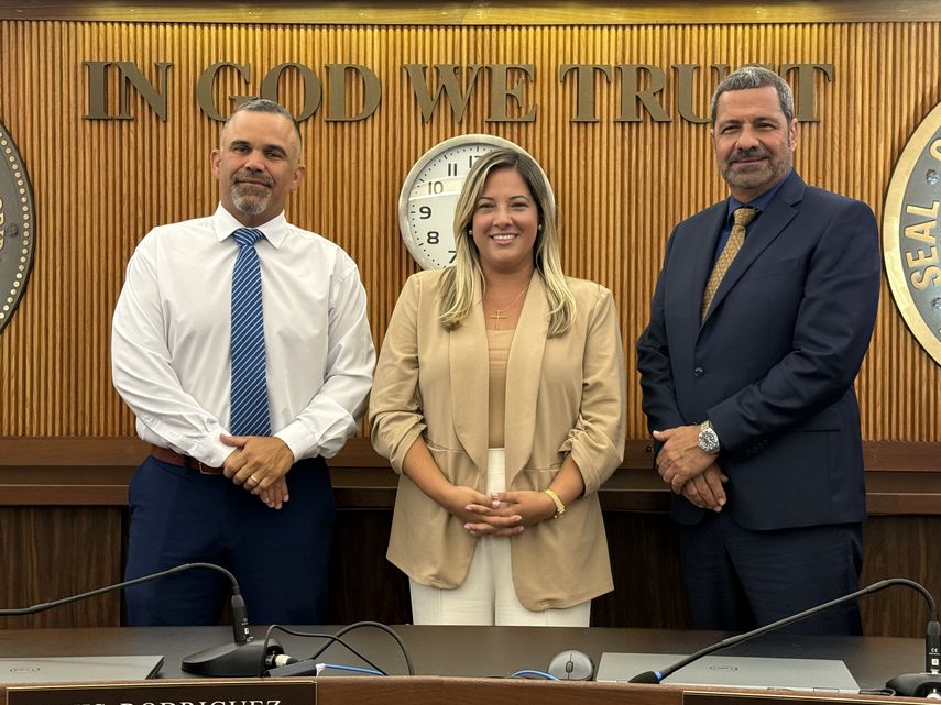 Concejales de Hialeah juran sus cargos en una emotiva ceremonia junto ...