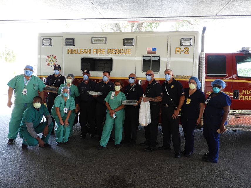 Bomberos de Hialeah agradecen a los héroes de bata blanca