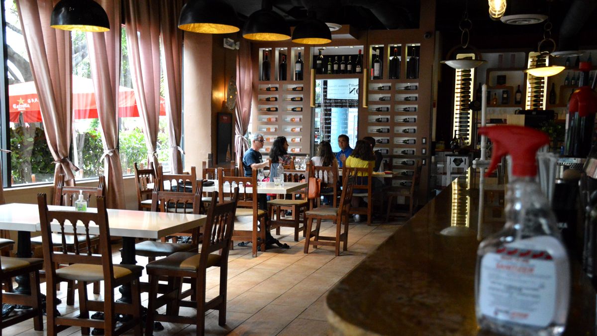 Restaurantes en Miami reabren tras dos meses de pérdidas y reciben ...