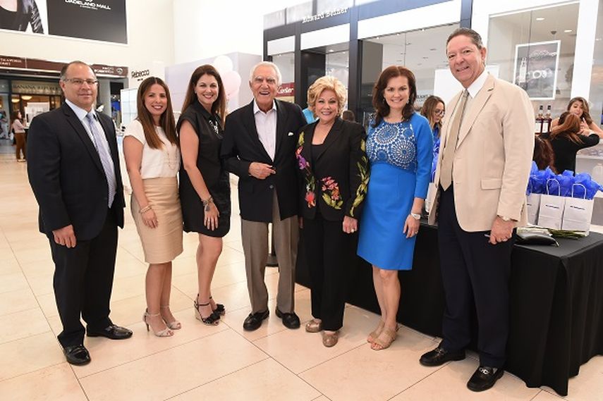 Gus Machado celebra con las madres