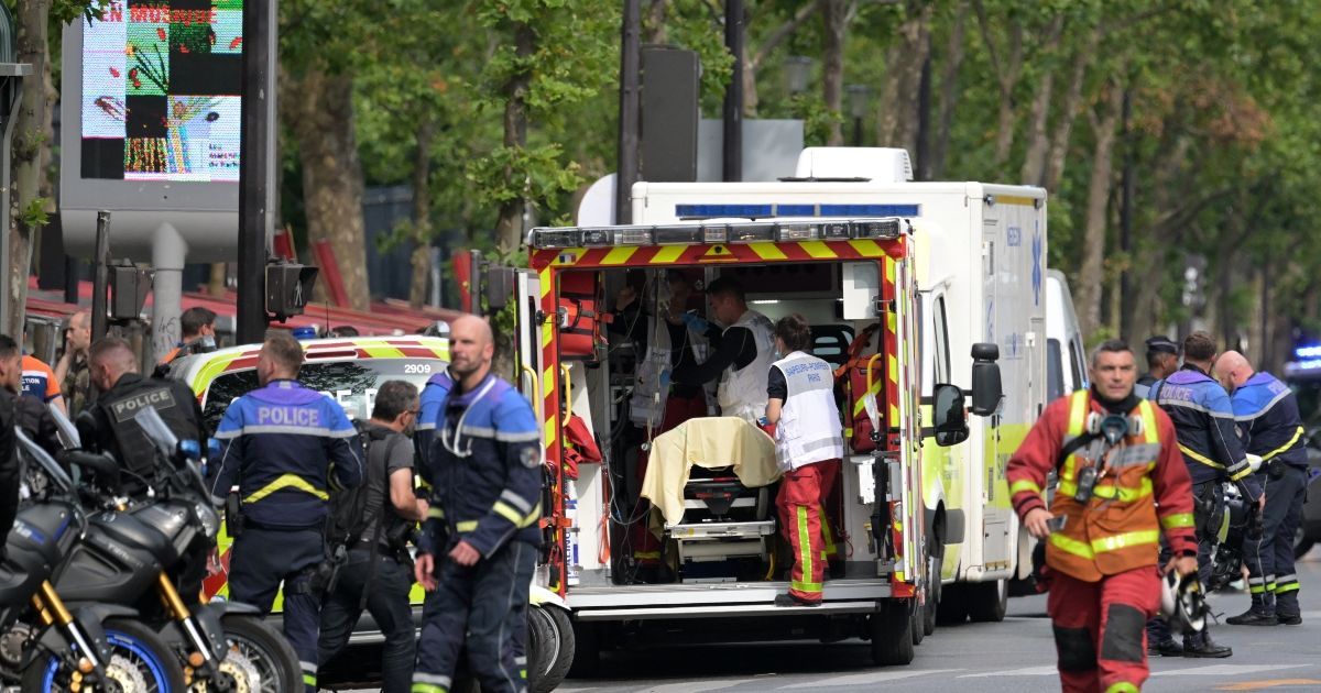 Explosión en edificio de París provoca enorme incendio