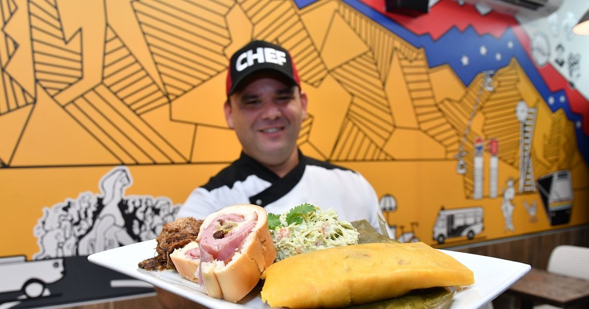 El chef Antonio Rodríguez prepara el pavo con sabor venezolano