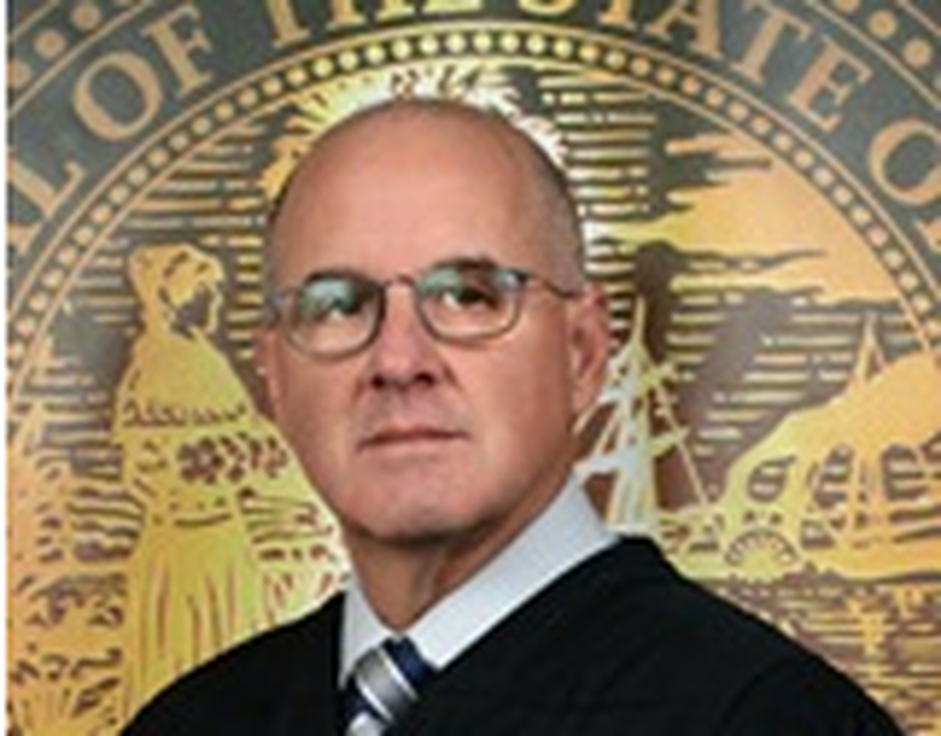 Renuncia juez que logró mil millones para víctimas de Champlain Towers