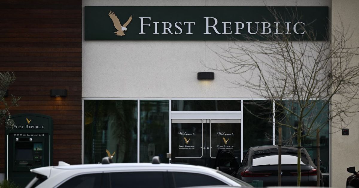 El First Republic Bank vuelve a caer tras baja calificación