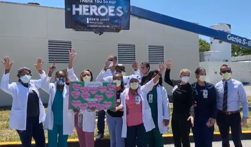 Emotivo saludo a médicos y enfermeros del North Shore Medical Center en ...