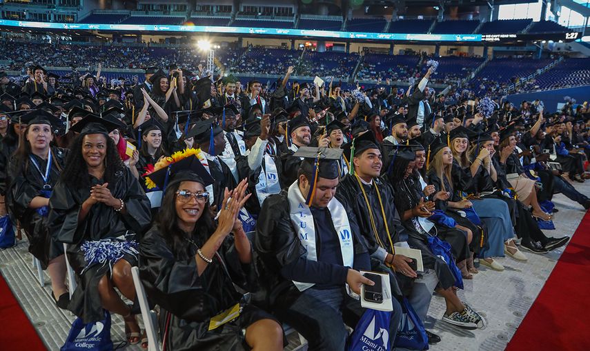 Miami Dade College gradúa más de 14.000 estudiantes