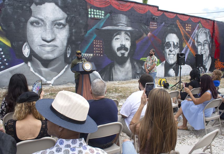 Inauguran en Miami mural en honor a leyendas de la salsa
