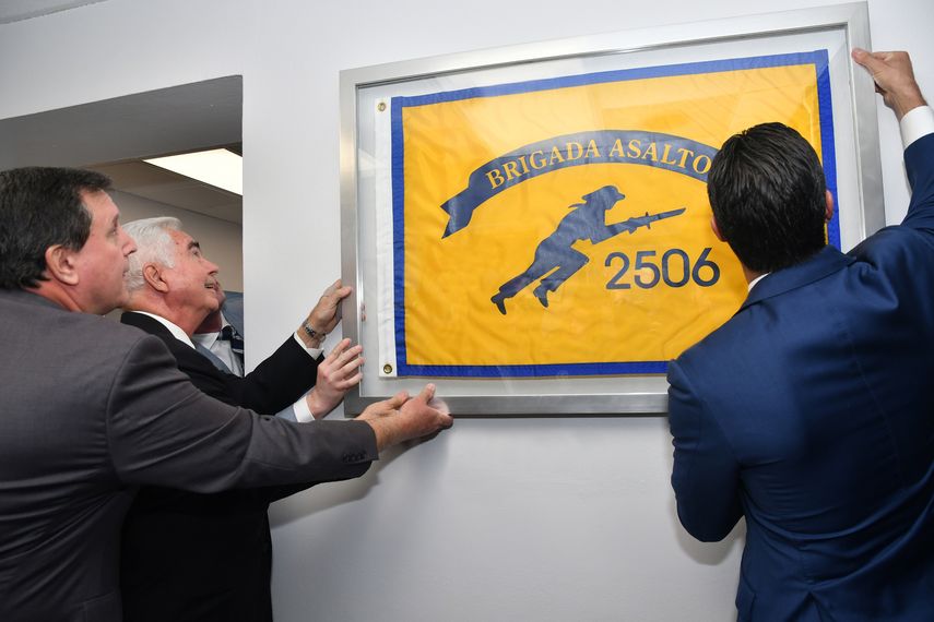 Brigada 2506 lleva su bandera insignia a despacho del alcalde de Miami