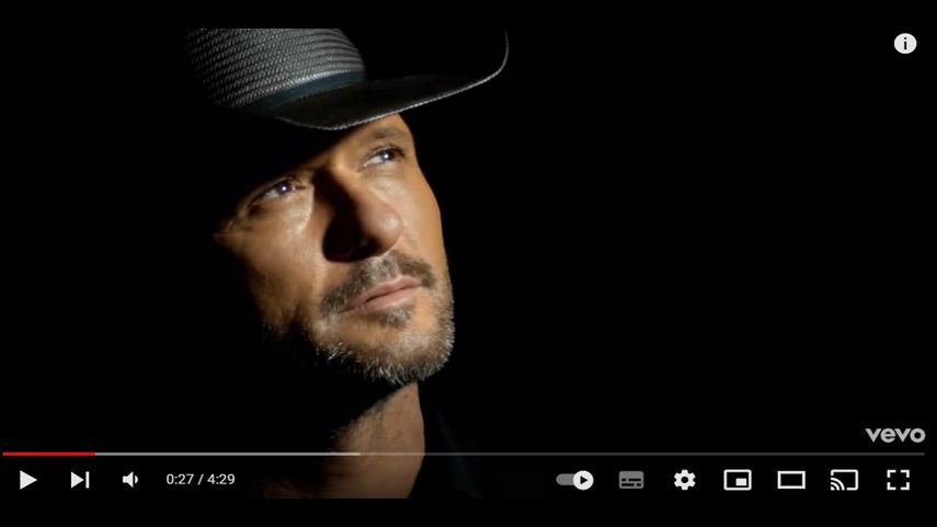 Cantante Tim McGraw sufre caída en pleno concierto