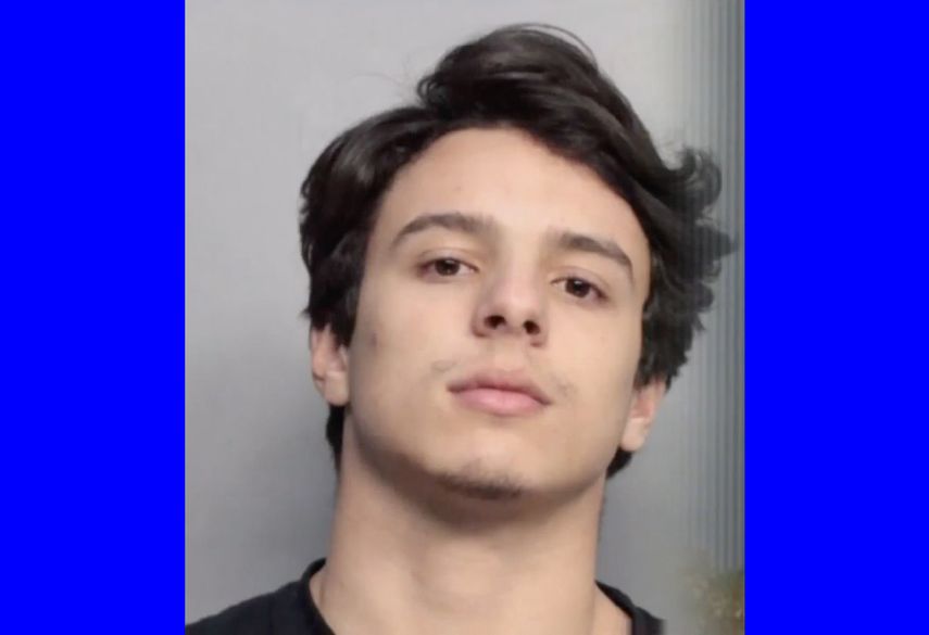 Arrestan a estudiante de Miami por fotos con armas y pornografía infantil